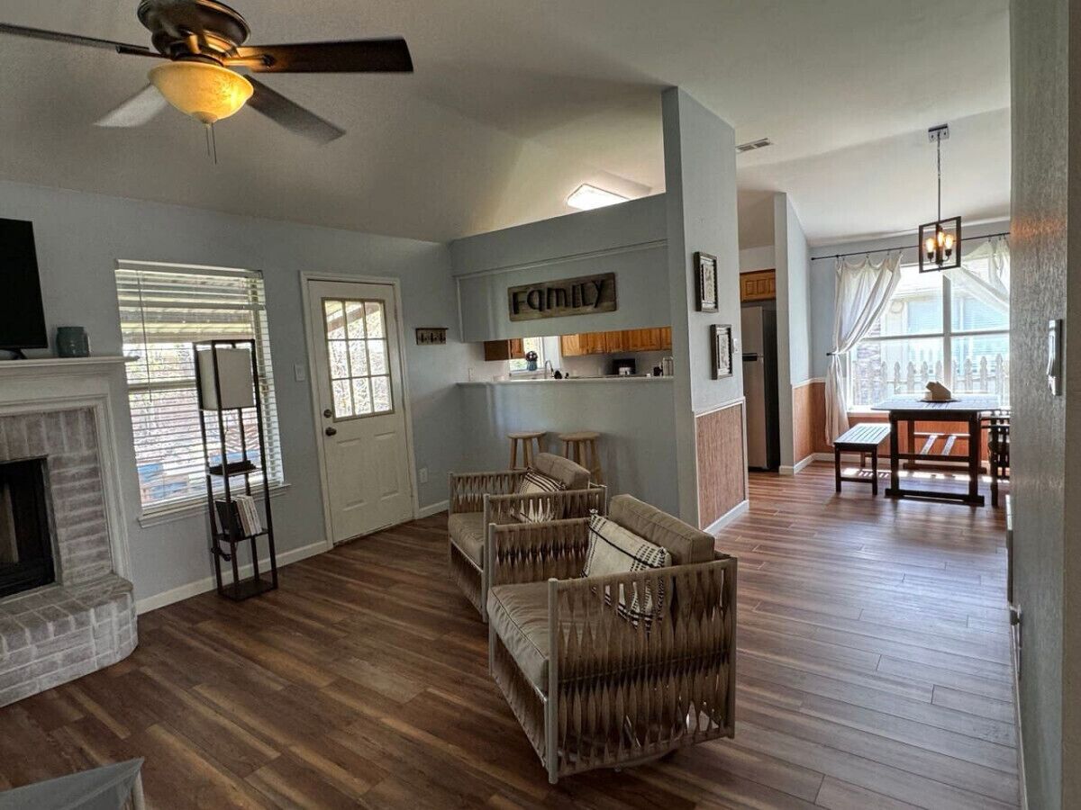 Beautiful Roanoke Home! - Fort Worth, TX