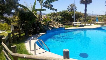 3 piscinas externas, funciona das 11h às 20h, guarda-sóis