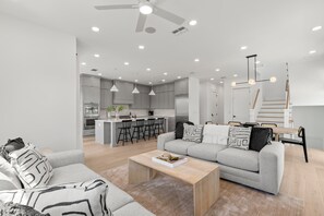Casa Júnior, vista para a piscina | Sala de estar | Smart TV de 55 de polegadas com canais digitais, Netflix, Hulu 