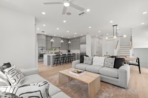 Casa júnior, vista para a piscina | Área de estar | Smart TV 55 polegadas com canais digitais, Netflix, Hulu