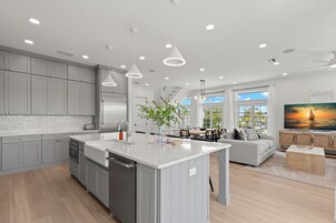 Casa Júnior, vista para a piscina | Sala de estar | Smart TV de 55 de polegadas com canais digitais, Netflix, Hulu 