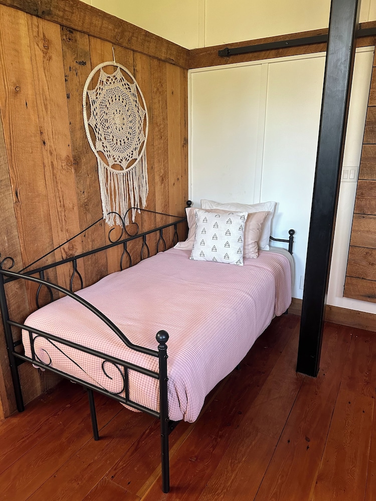 "Sleeps 15: Dog-friendly Rustic Haven On Cortes Island" Large Grass Yard - British Columbia