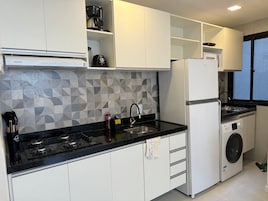 Apartamento econômico | Cozinha privada | Geladeira, micro-ondas, cooktop, cafeteira/chaleira