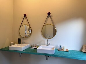 Suíte Ingapura | Banheiro | Chuveiro, toalhas de banho, sabonete, shampoo