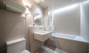 Twin Room | Casa de banho | Um polibã, um secador de cabelo, roupões, chinelos