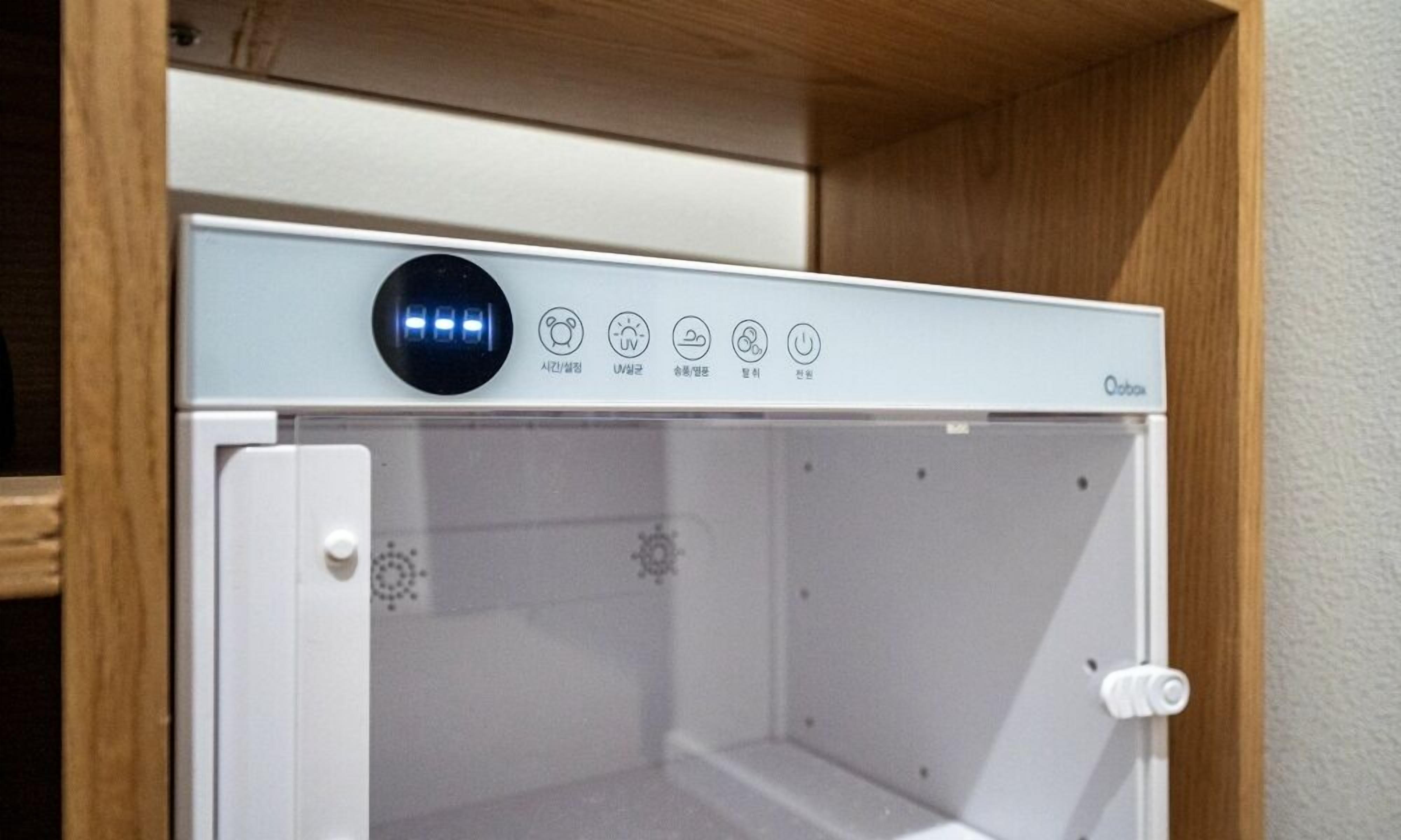 Forno compacto e branco, fixado na parede, com painel de controle digital exibindo diversas configurações.