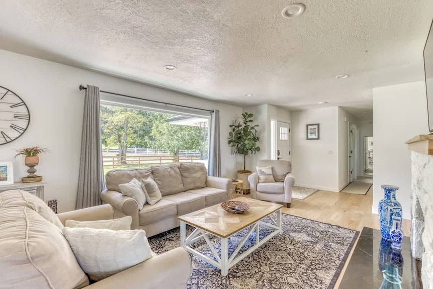 Two Acres Home Hot Tub, Pool Table And Game Room - Portland, OR