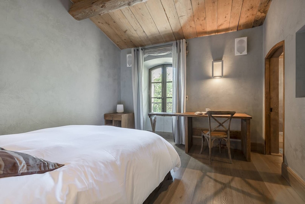 Lambesc – A Stone-built Property With A Swimming Pool And A Jacuzzi – Sleeps 14 - La Fare-les-Oliviers