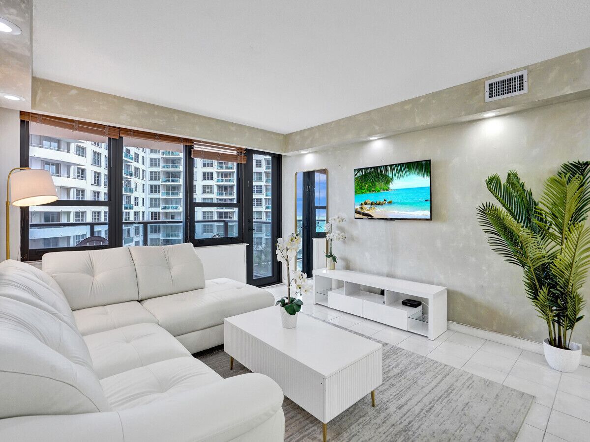 Cozy Ocean View Condo Beach Service 607 - South Beach, FL