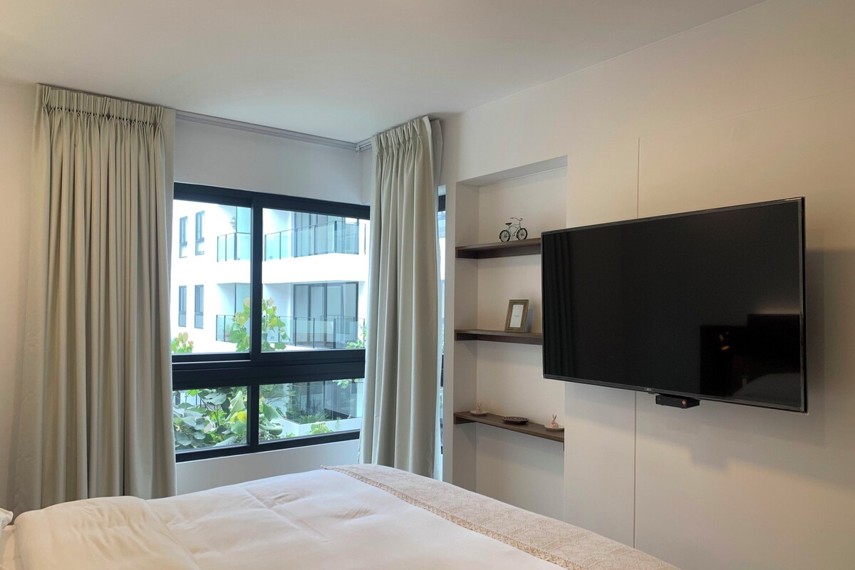 Apartamento Empresarial, 2 quartos, vista para o pátio | Roupa de alta qualidade, edredões de penas, secretária 
