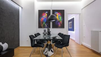 Apartamento com design assinado | Área de estar | Smart TV 55 polegadas com canais a cabo, dock para MP3