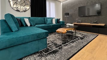 Apartamento com design assinado | Área de estar | Smart TV 55 polegadas com canais a cabo, dock para MP3