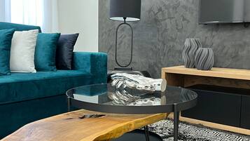 Apartamento Signature | Sala de estar | Smart TV de 55 polegadas com canais por cabo, base para leitor de MP3