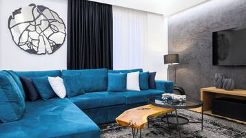 Apartamento Signature | Sala de estar | Smart TV de 55 polegadas com canais por cabo, base para leitor de MP3