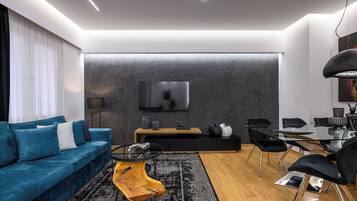 Apartamento Signature | Sala de estar | Smart TV de 55 polegadas com canais por cabo, base para leitor de MP3