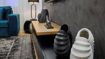 Apartamento Signature | Sala de estar | Smart TV de 55 polegadas com canais por cabo, base para leitor de MP3