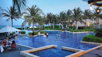 Piscina externa, funciona das 6h às 18h, guarda-sóis, espreguiçadeiras