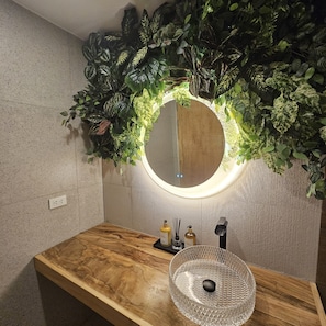 Villa de Luxo | Casa de banho | Um polibã, um chuveiro fixo, artigos de higiene ecológicos 