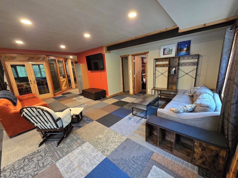 Spacious 2 Bedroom, Sleeps 12, Indoor Hottub, Beautiful Location For Aurora! - Alaska