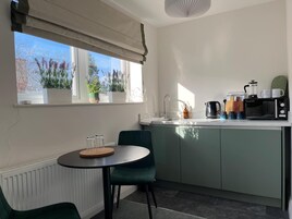 Quarto luxo | Cozinha privada | Cafeteira/chaleira, cadeirão de bebê