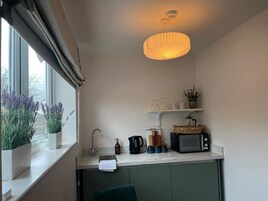 Quarto luxo | Cozinha privada | Cafeteira/chaleira, cadeirão de bebê