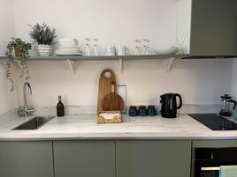 Cafeteira/chaleira, cadeirão de bebê