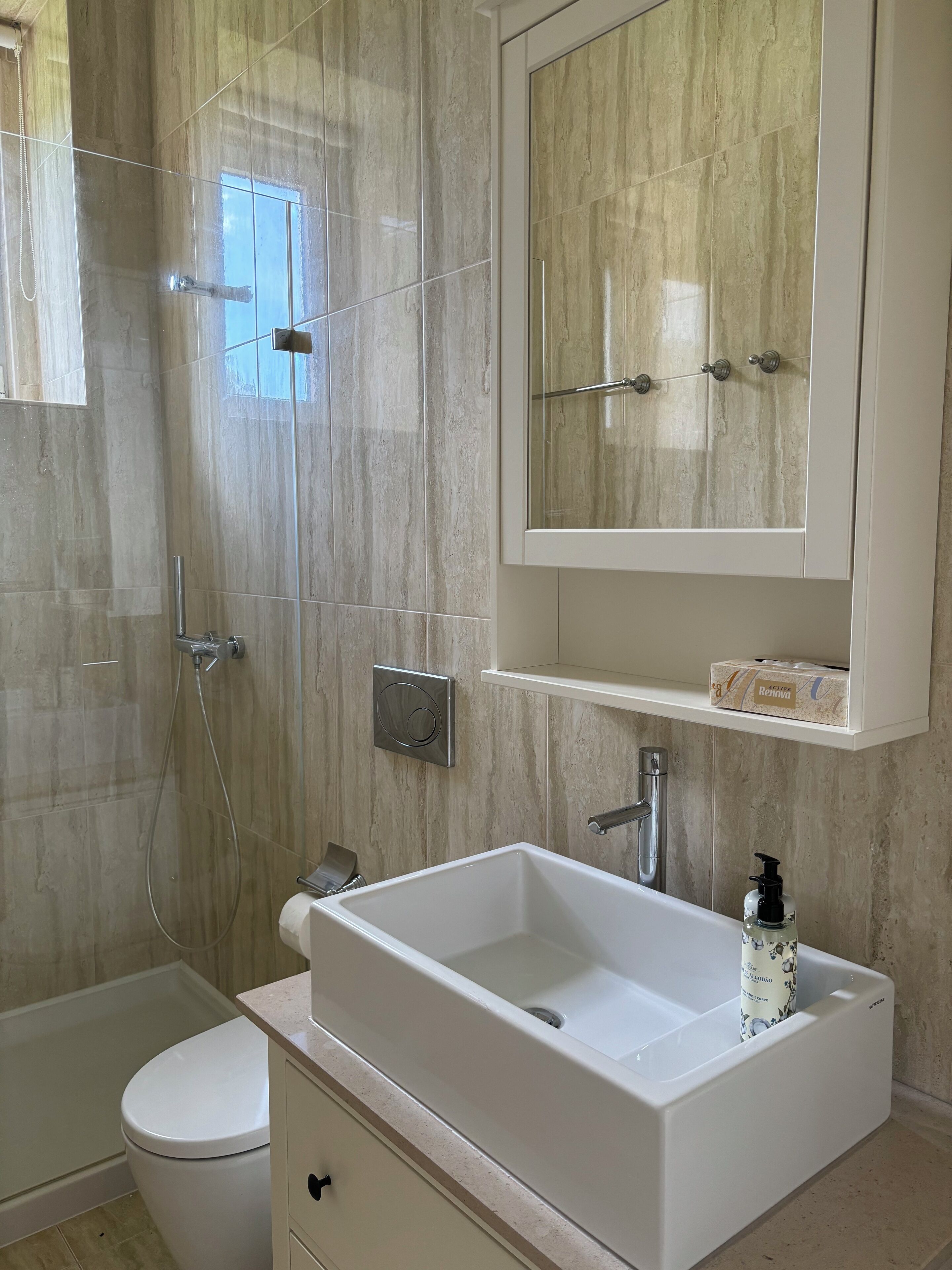 Quarto Twin Executivo, vista para o jardim | Casa de banho | Um polibã, um chuveiro fixo, um secador de cabelo, toalhas fornecidas 
