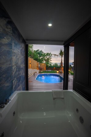 Bangalô luxo, 2 quartos, vista para o lago | Banheiro | Banheira de hidromassagem, produtos de toalete grátis