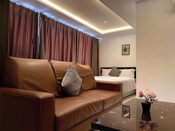 Luxurious 1 Bedroom Apartment With  Pool - Accra
