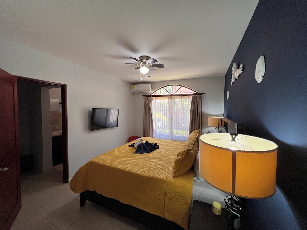 Jaco Hideaway: 1 minute walk to direct beach access. Gated community ...