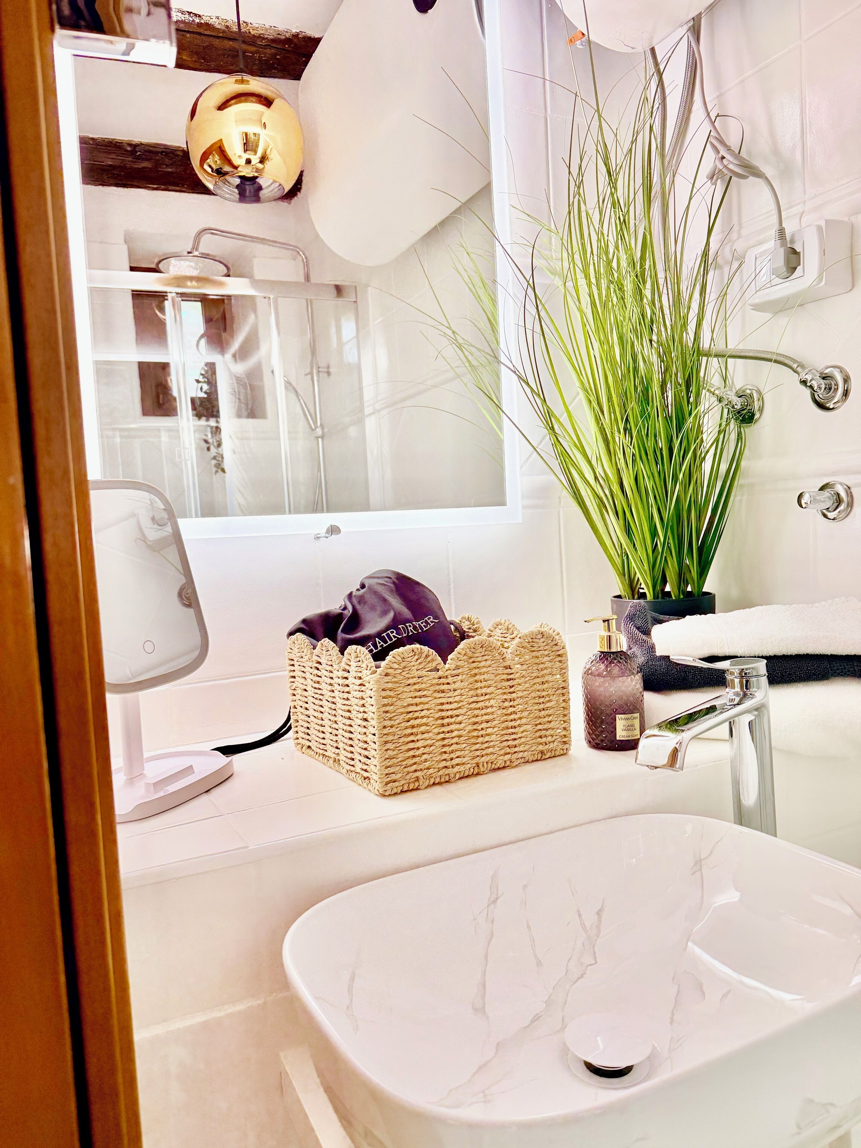 Apartamento | Casa de banho | Um polibã, um secador de cabelo, toalhas fornecidas, papel higiénico 