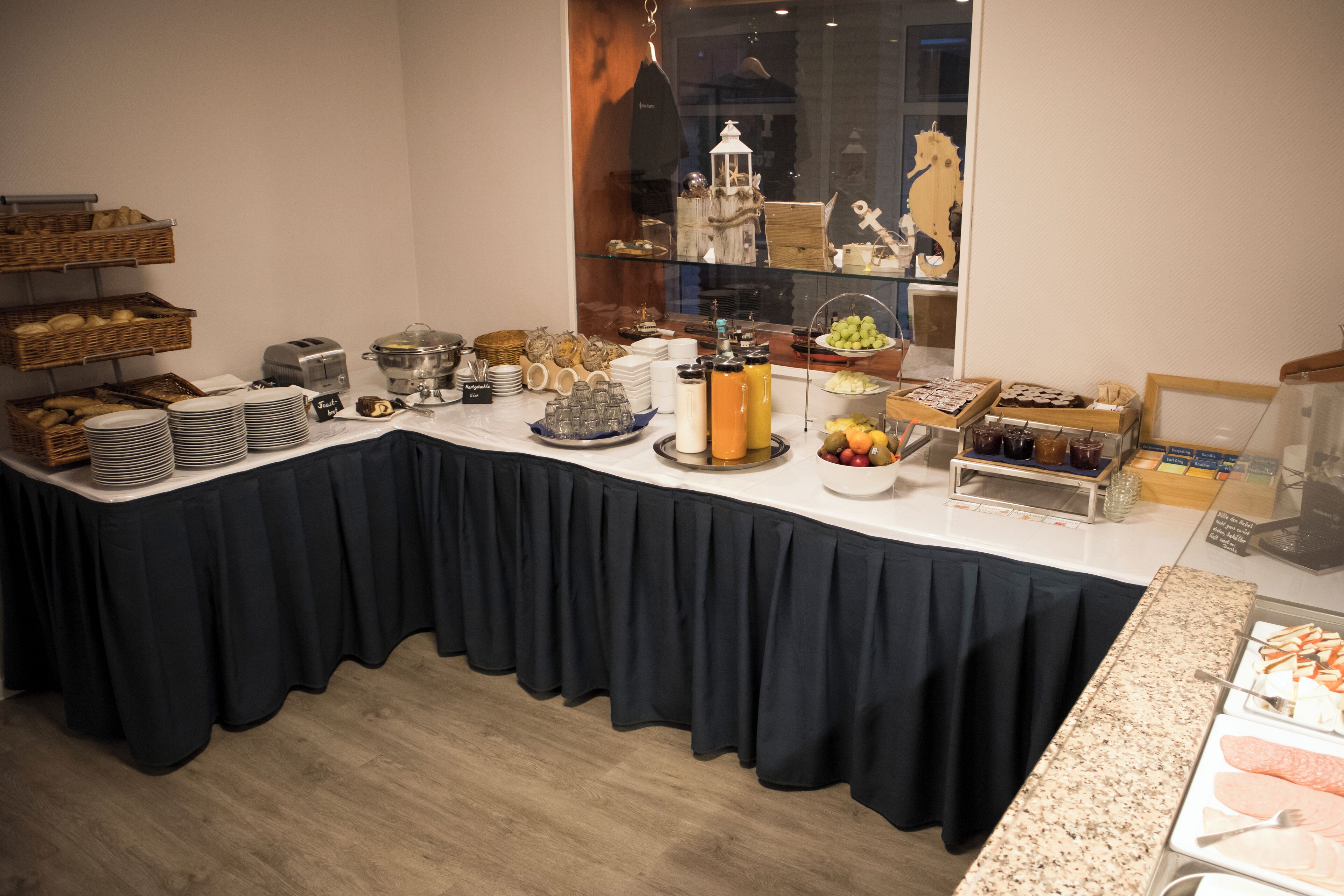 Uma mesa de buffet com diversos alimentos e acompanhamentos.