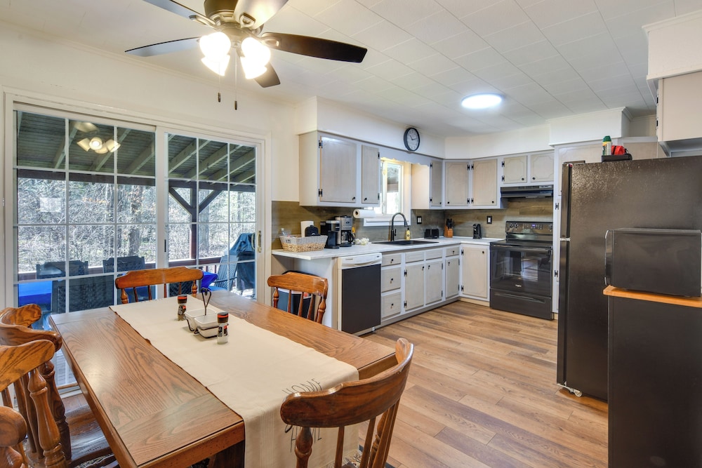 Cozy Dubois Home W/ Deck ~ 8 Mi To Treasure Lake! - Punxsutawney, PA