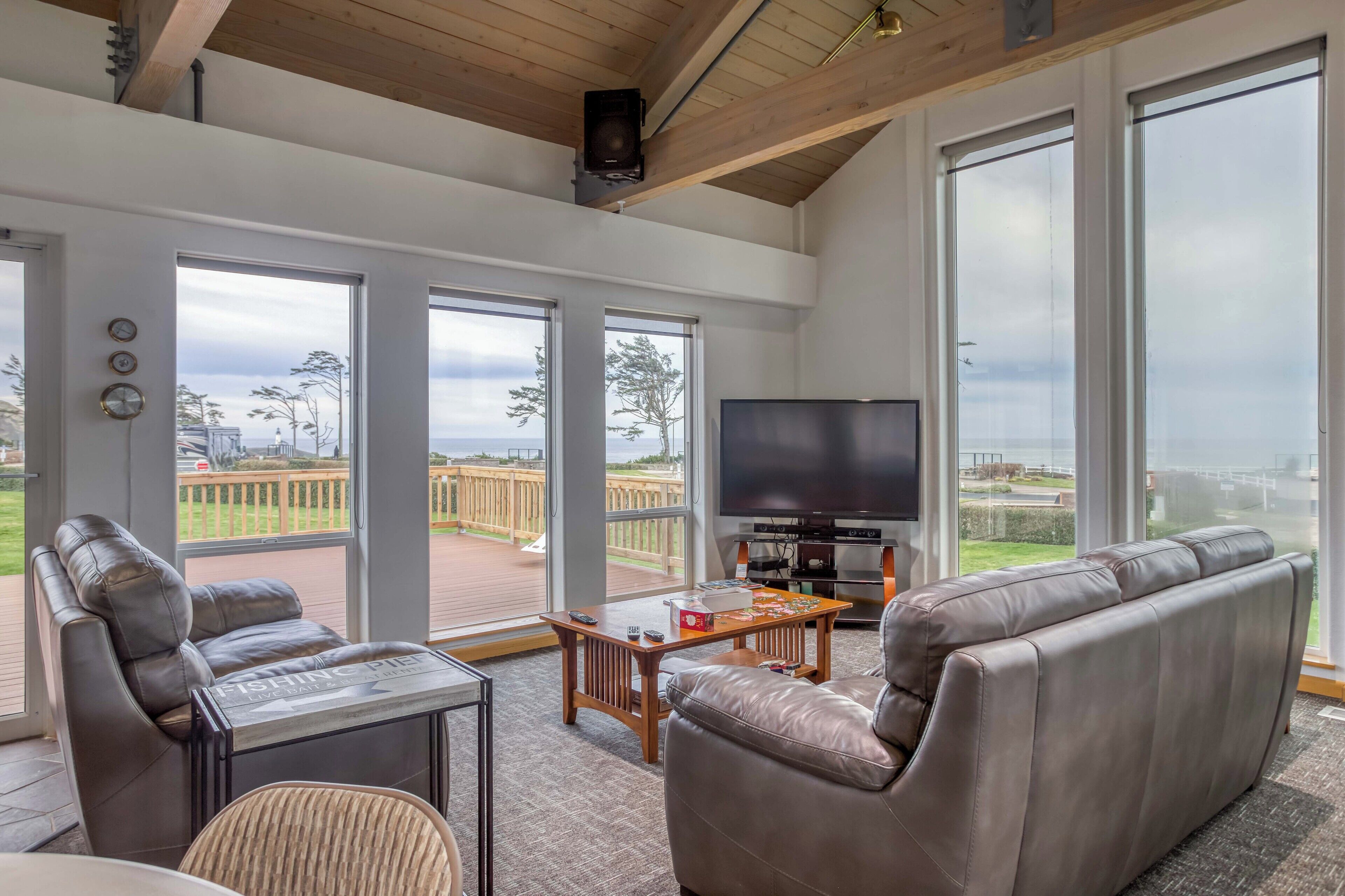 Dog Friendly, Available With 50amp, 30amp, Water And Sewer Hook Up's, Wifi - Newport, OR