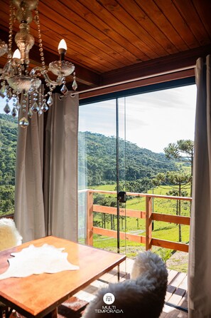 Cabana de Madeira Lua de Mel, banheira de hidromassagem, vista para a montanha | Interior
