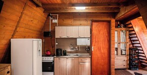 Cabana de Madeira Lua de Mel, banheira de hidromassagem, vista para a montanha | Cozinha privada | Minifrigorífico, um micro-ondas, utensílios de cozinha, mesas de jantar 