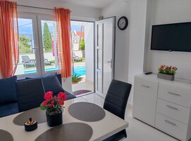 Apartamento (Two Bedroom Apartment with Terrace an) | Sala | Televisor de ecrã plano de 32 polegadas com canais digitais