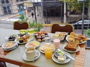 Café da manhã com buffet grátis todos os dias