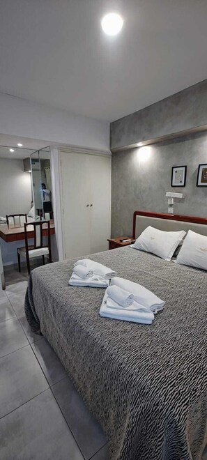 Quarto casal ou duplo | Cofres nos quartos, cortinas blackout, Wi-Fi de cortesia, roupa de cama