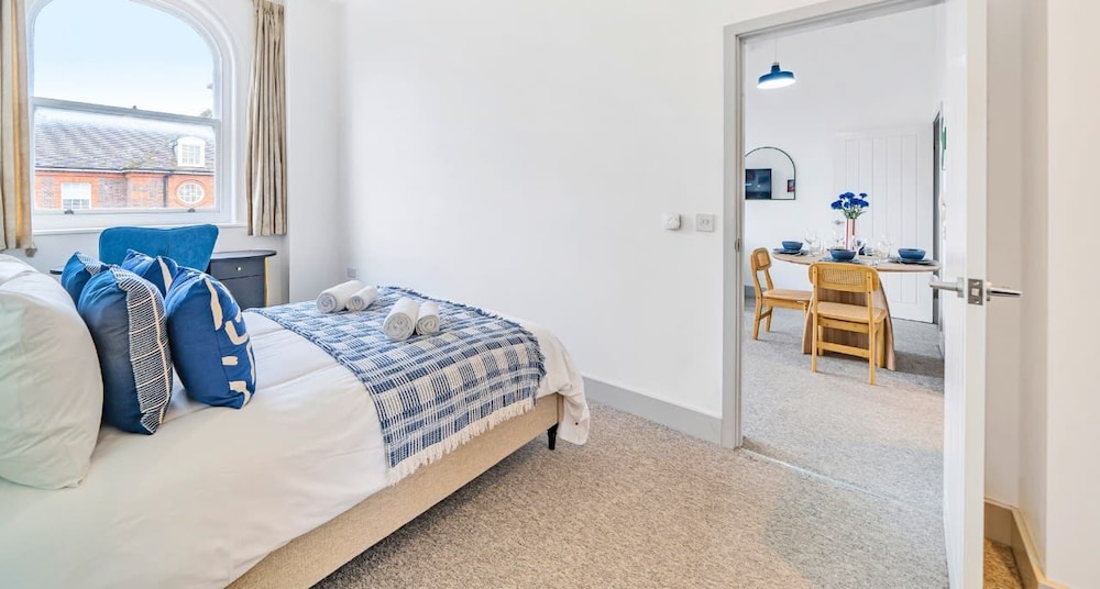 Family & Contractor Friendly Stay | Wifi, Parking - Farnham