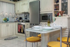 Apartamento | Cozinha privada | Um frigorífico/congelador grande, um micro-ondas, um forno 