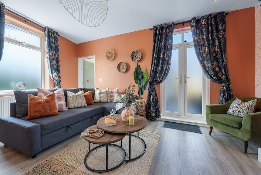 Stylish 4-br House With Parking, Central Location - Bury