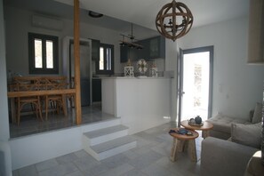 Maisonette Anemos with Panoramic View | Cozinha privada | Minifrigorífico, um micro-ondas no espaço comum, uma placa de cozinha 