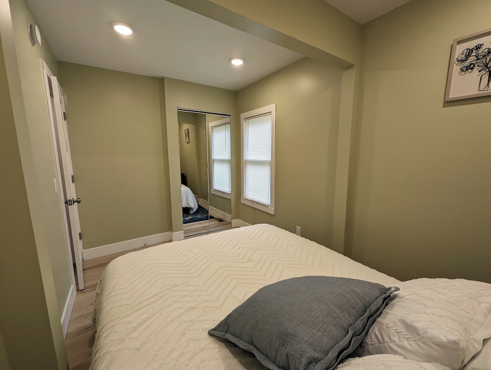 Sleek And Central Small Home ~ Close To Everything - Flint, MI