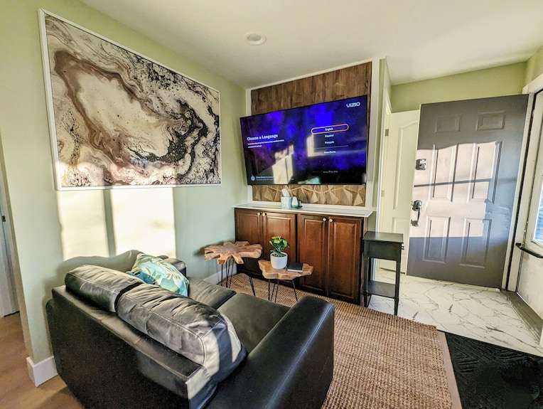 Sleek And Central Small Home ~ Close To Everything - Splash Pad, Flint