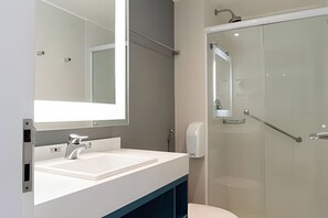 Apartamento | Banheiro | Chuveiro, chuveiro com efeito de chuva, produtos de toalete de grife 