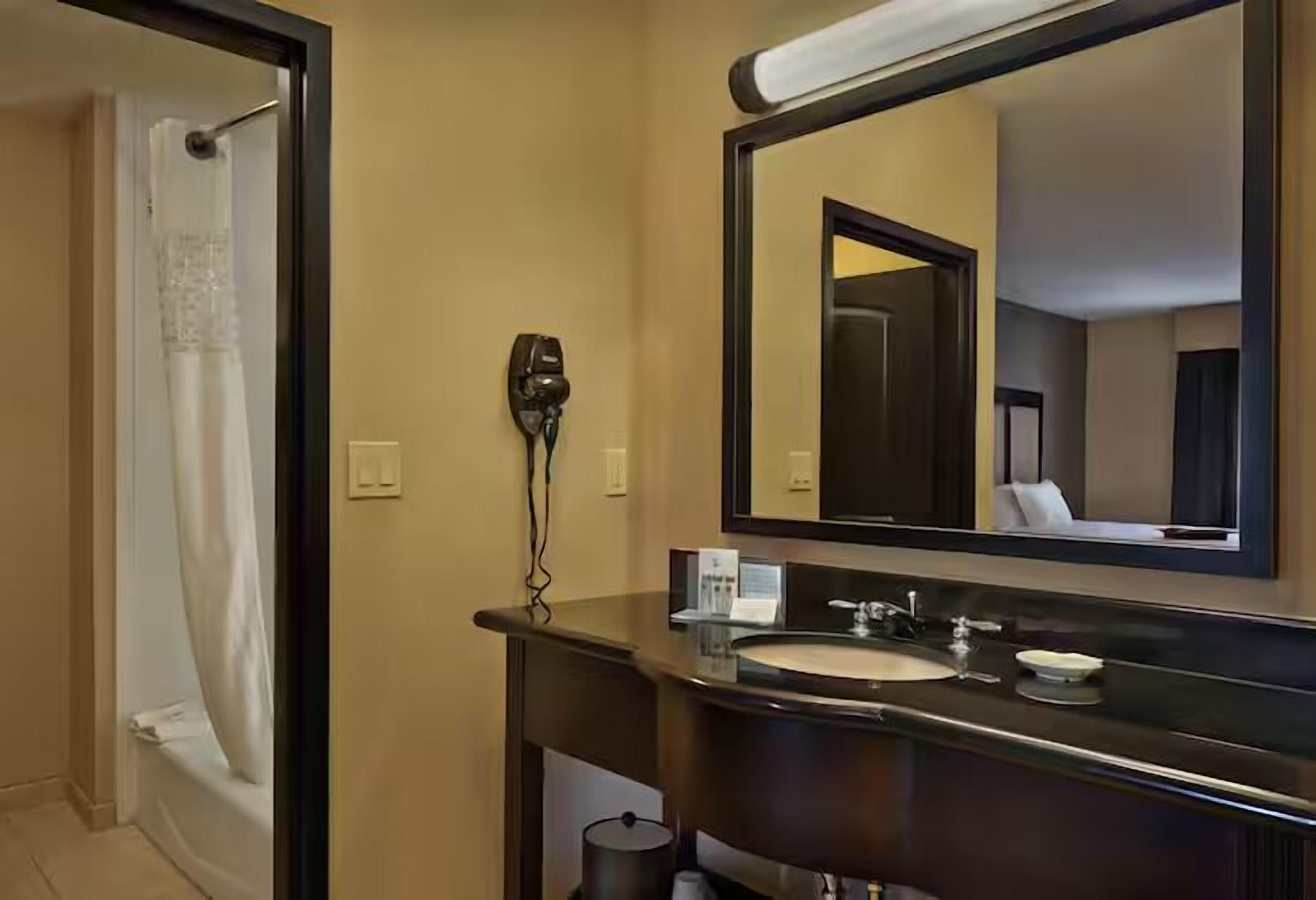 Pet-friendly Decatur Stay: Modern Rooms, Pool & Breakfast Included - Decatur, TX