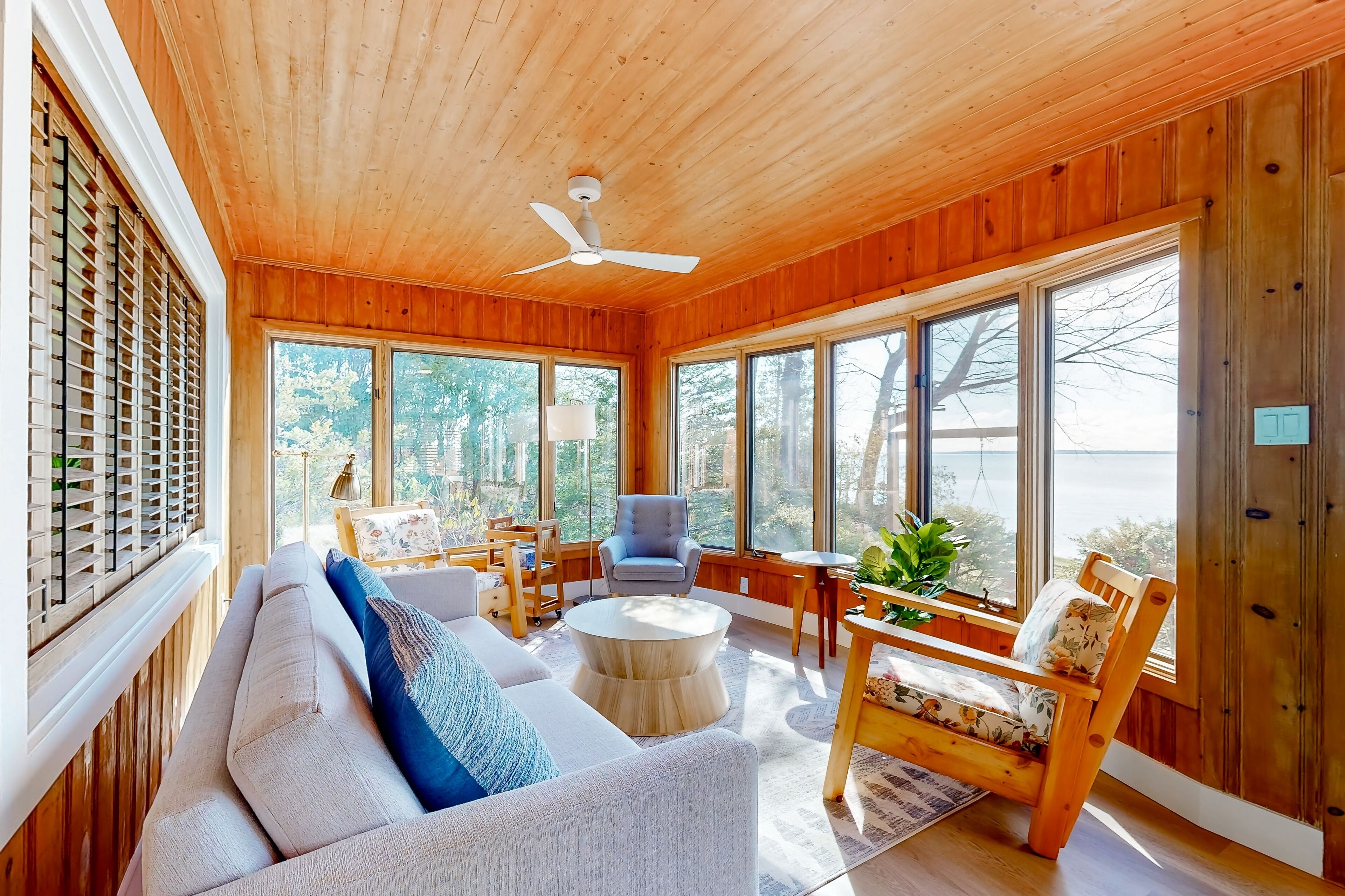 Lakeside Bliss: Charming Retreat With Spectacular Views & Waterfront Location - Innisfil