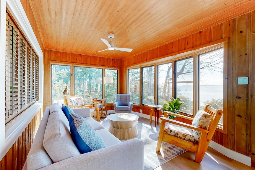 Lakeside Bliss: Charming Retreat With Spectacular Views & Waterfront Location - Innisfil