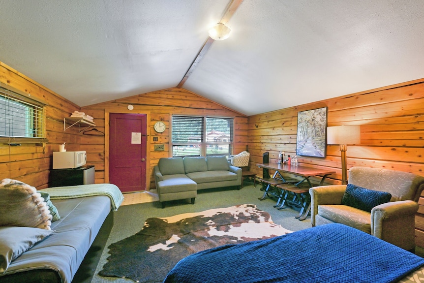 Cottonwood Valley Cabin - An Alaskan Long Cabin Right On Bear Creek Pond - Alaska